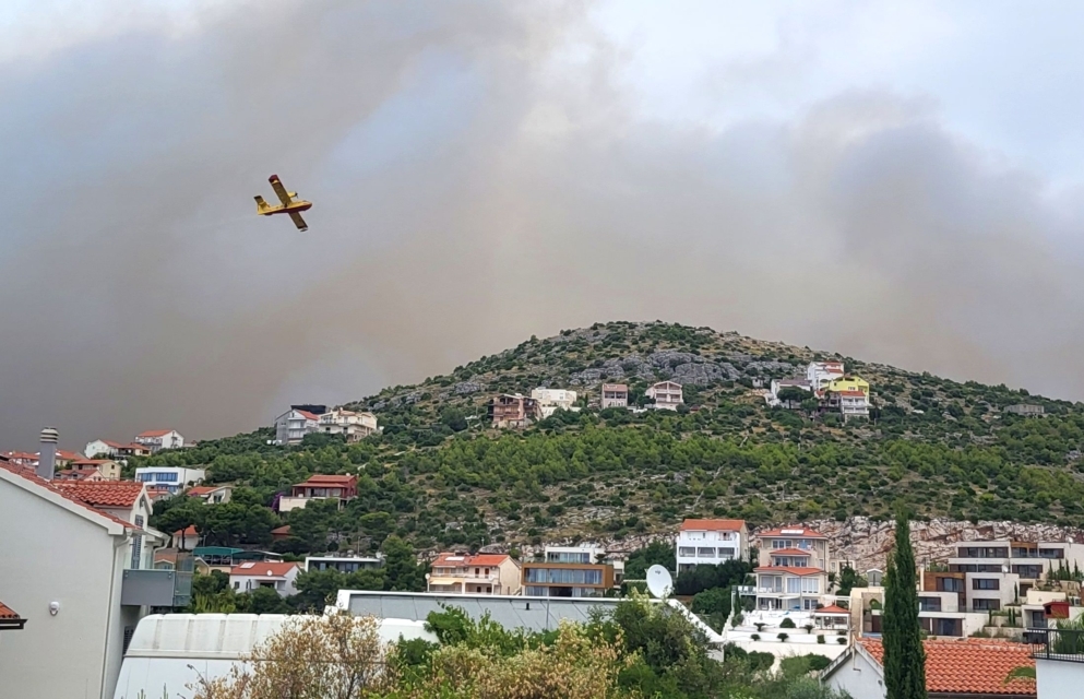 Največji požar v Dalmaciji, kanaderja spet gasita - NaDlani.si