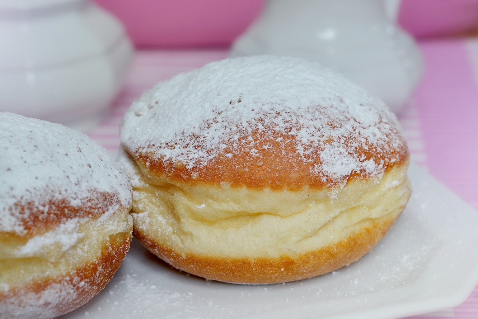 Recept za krofe, ki je obnorel Slovenijo, po njem jih pečejo tudi znani ...