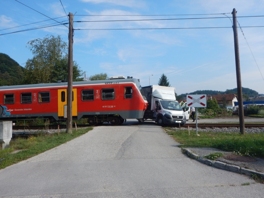FOTO: Na Mirni trčenje potniškega vlaka in tovornega vozila – NaDlani.si