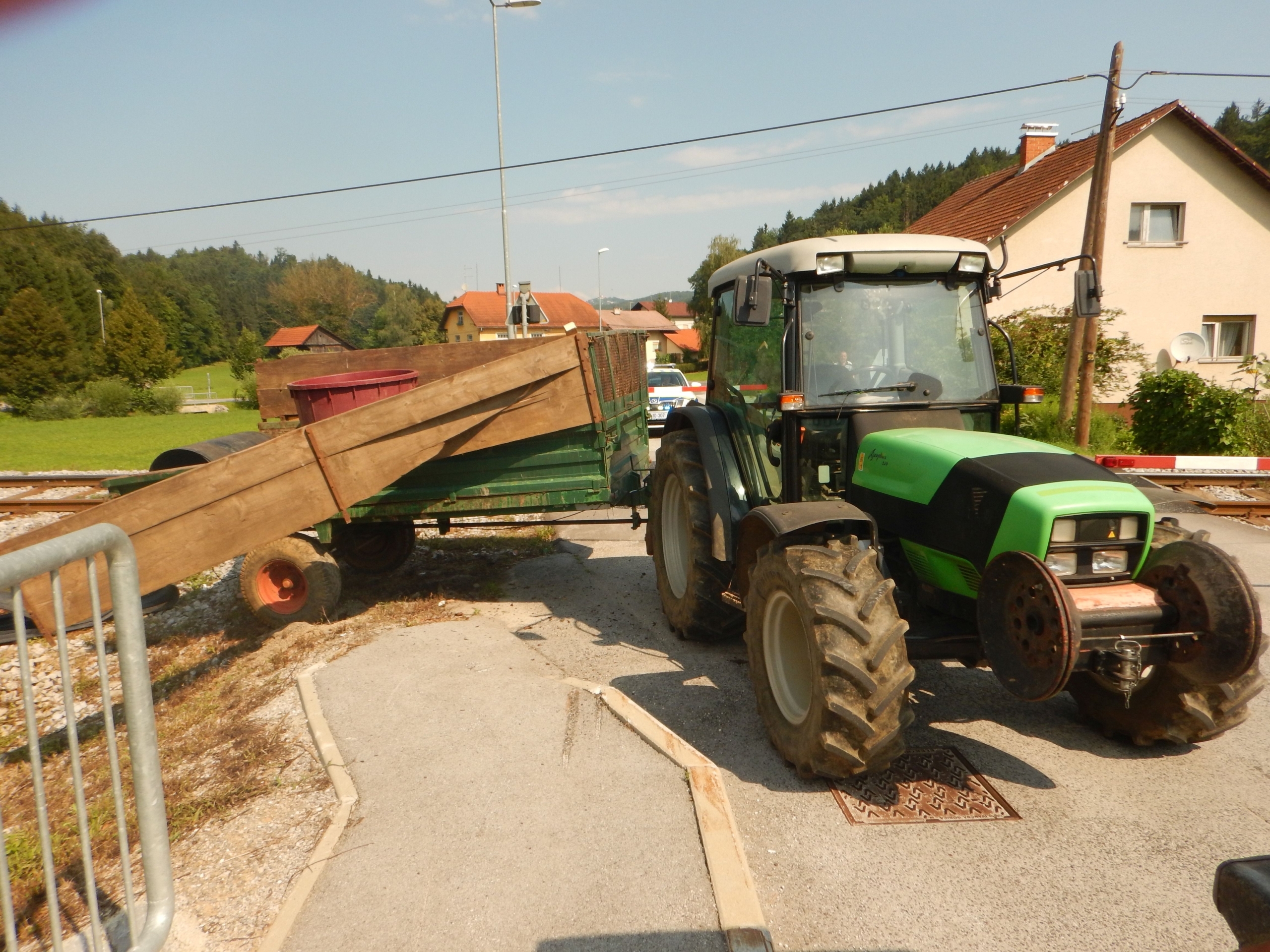 FOTO: Vlak trčil v traktorsko prikolico - NaDlani.si