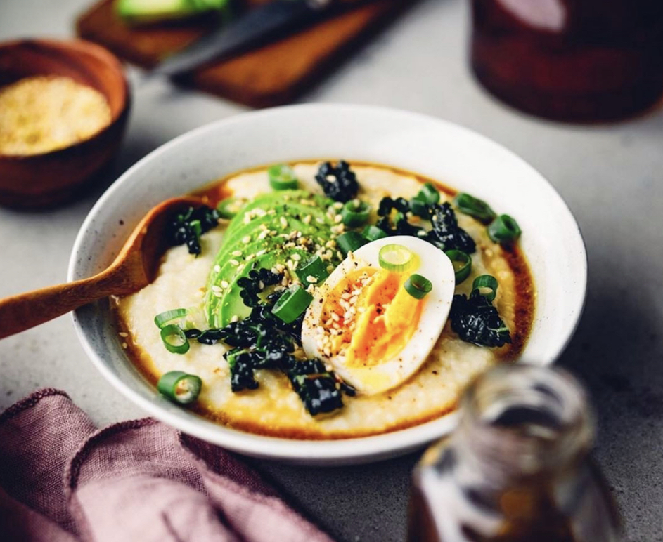 Recept: Prosena kaša z avokadom, skuto in svežo zelenjavo - NaDlani.si