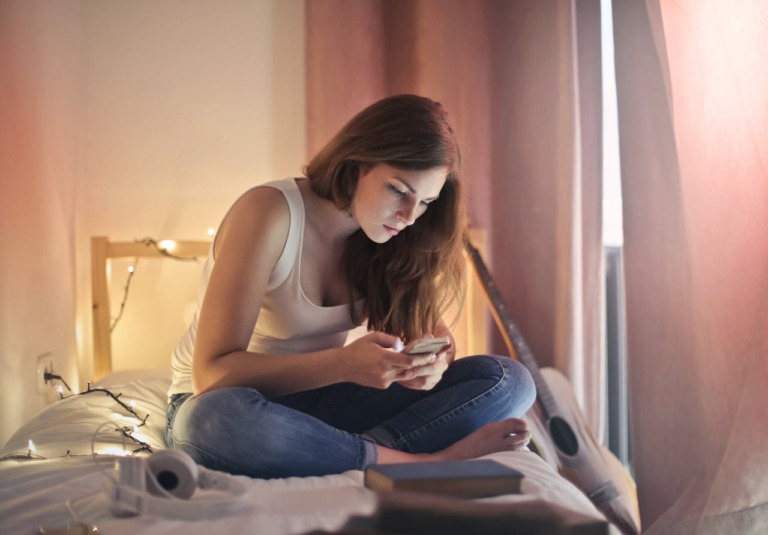 Kako so mobilni telefoni povezani z možganskim rakom? – NaDlani.si