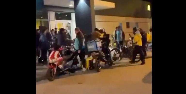 Množični spopad dostavljavcev Glova in Wolta pred McDonald’som (VIDEO ...