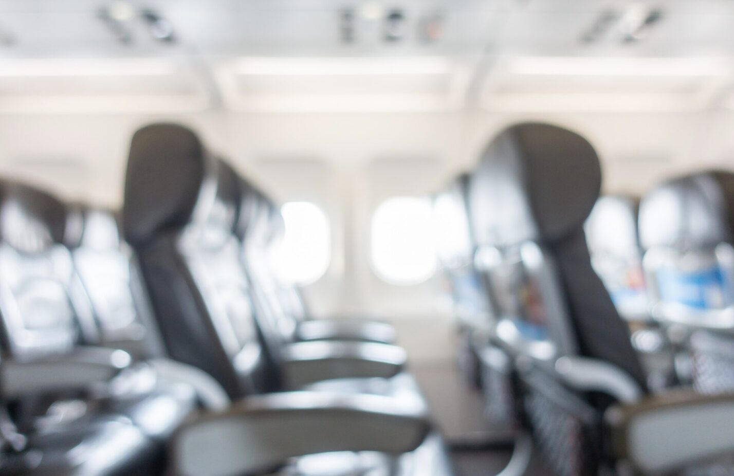 Osnove bontona: 7 stvari, ki jih ne bi smeli početi na letalu - NaDlani.si