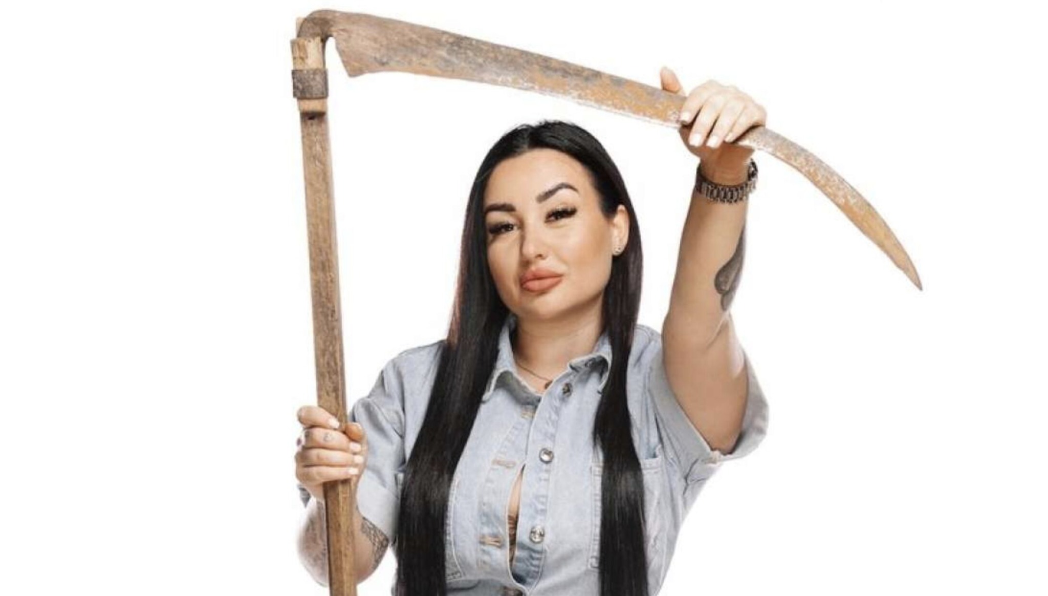 Kmetija: Laura razkriva svojo resnico… - NaDlani.si