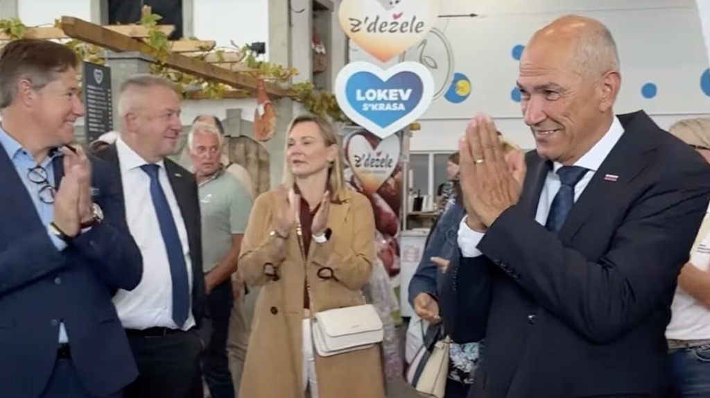 Janez Janša ni skrival čustev – tako so mu zapeli pred množico ljudi ...