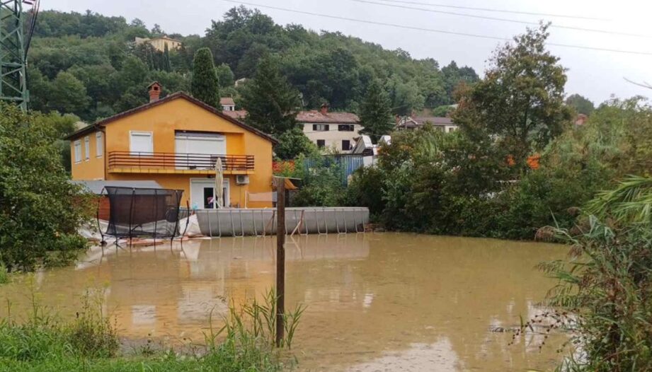 Po močnih nalivih pretresljivi prizori – Reka Dragonja je začela ...