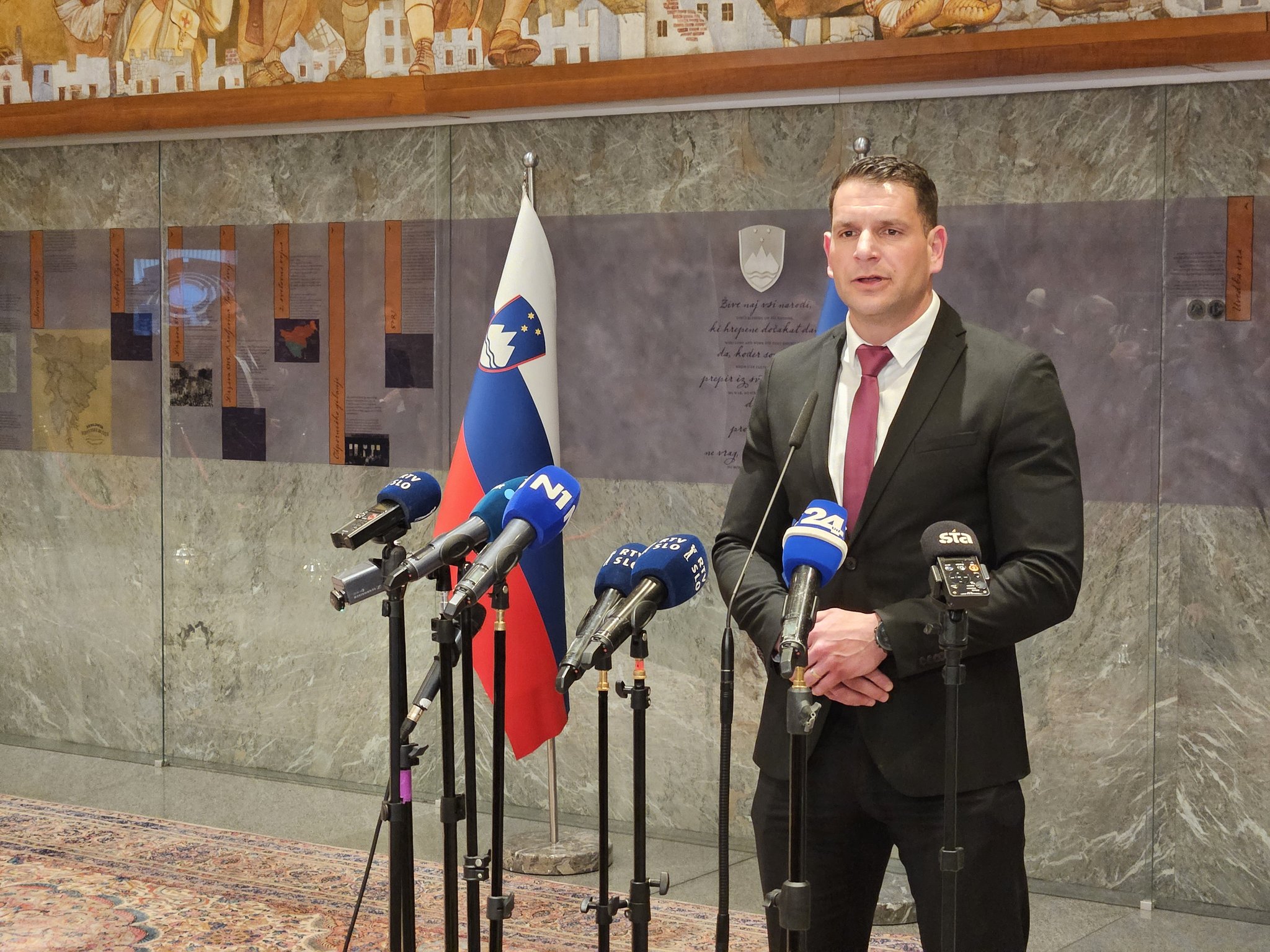 Politični preobrat: Zoran Stevanović postal predsednik DZ (VIDEO ...